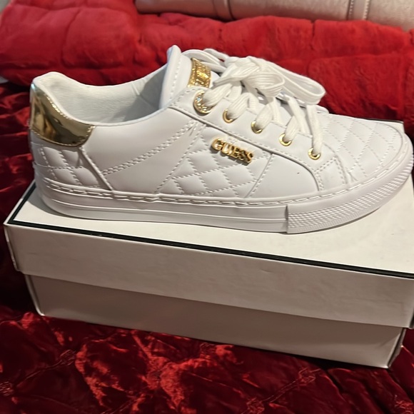 Guess | Shoes | Guess Loven Low Top Sneakers In White And Gold New Sz 8 ...